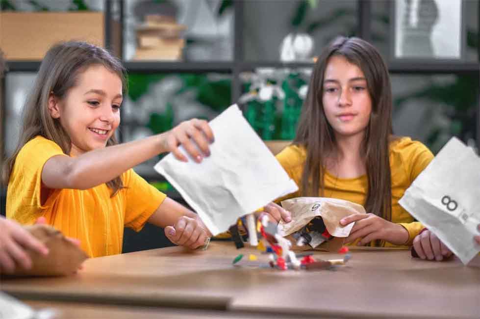 Lego to change from plastic bags to paper ones in boxed sets